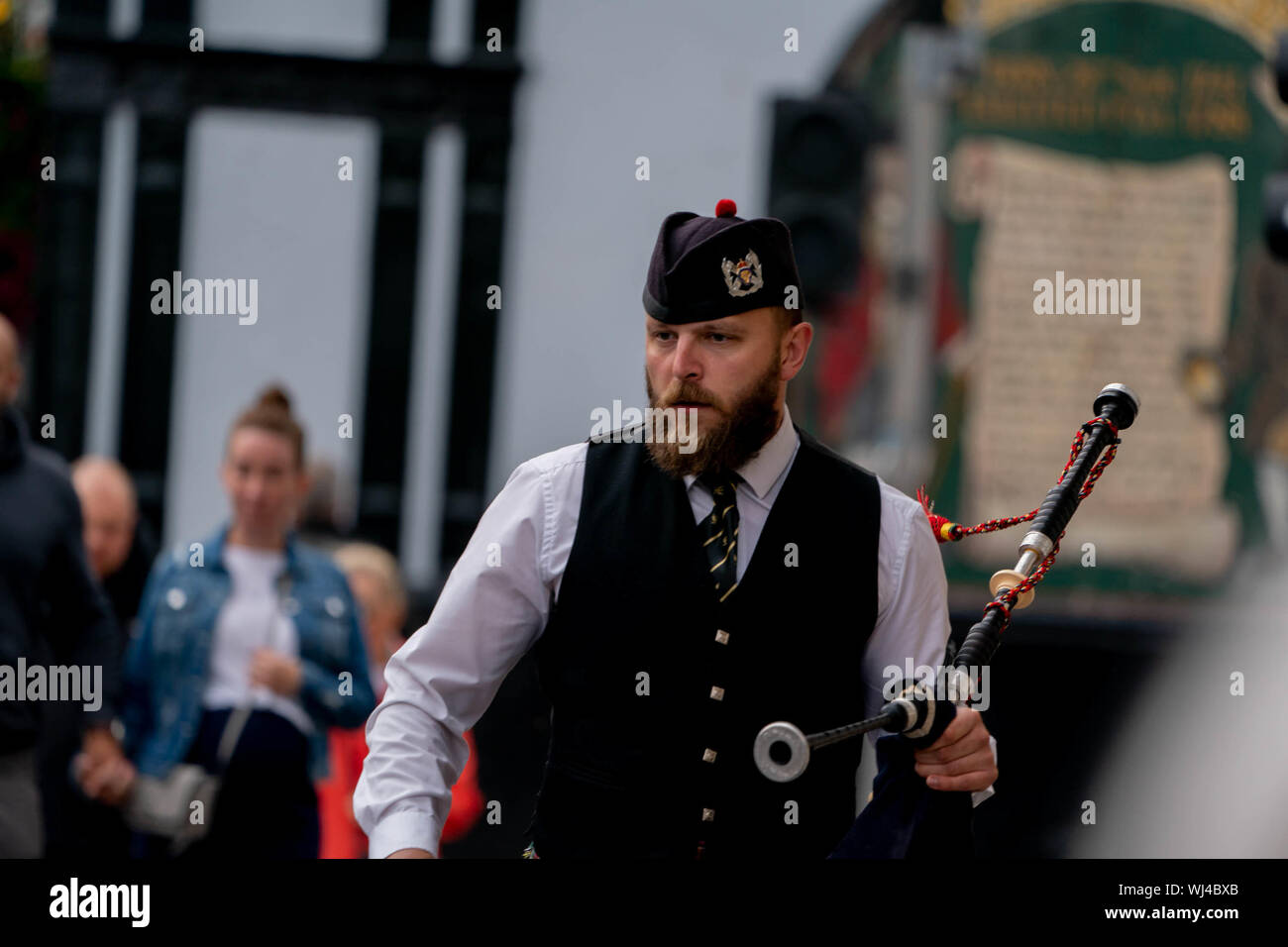 Edinburgh royal mile Scotland Bag Pipe player Stock Photo - Alamy