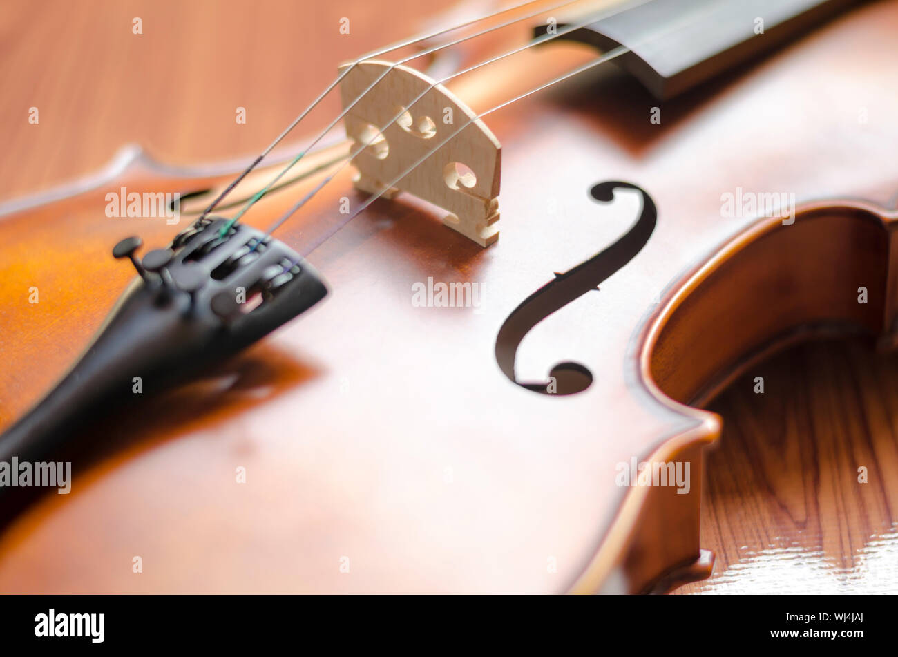 string instrument "violin" on wood background Stock Photo - Alamy
