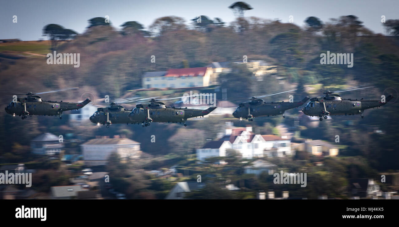 Flying helicopters hi-res stock photography and images - Alamy