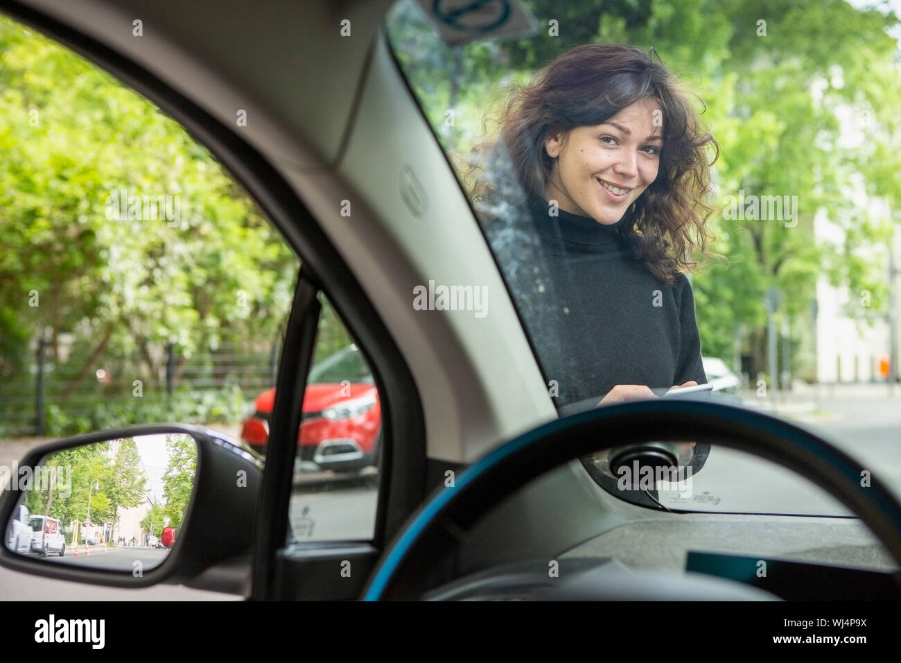 Car share with people hi-res stock photography and images - Alamy