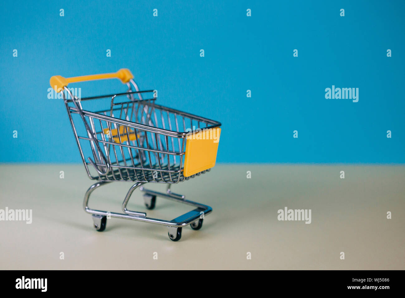 Empty shopping cart blue hi-res stock photography and images - Alamy