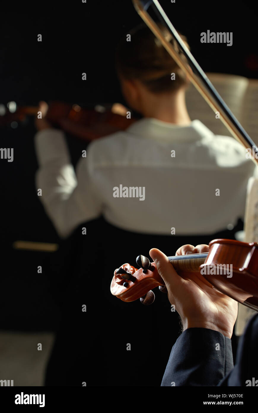Violinists hand hi-res stock photography and images - Alamy
