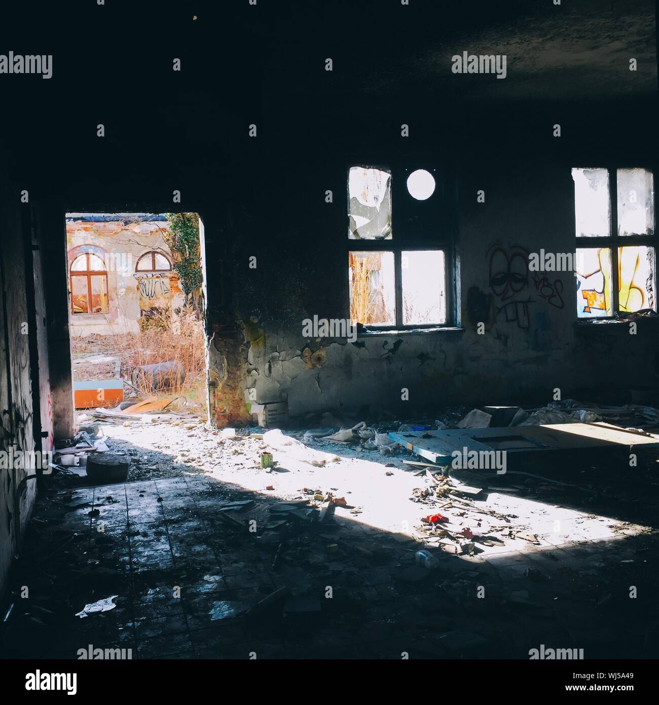 House falling down hi-res stock photography and images - Alamy