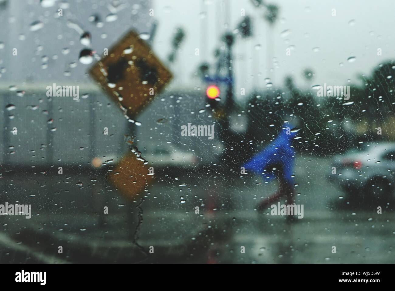 Rain street scene hi-res stock photography and images - Alamy