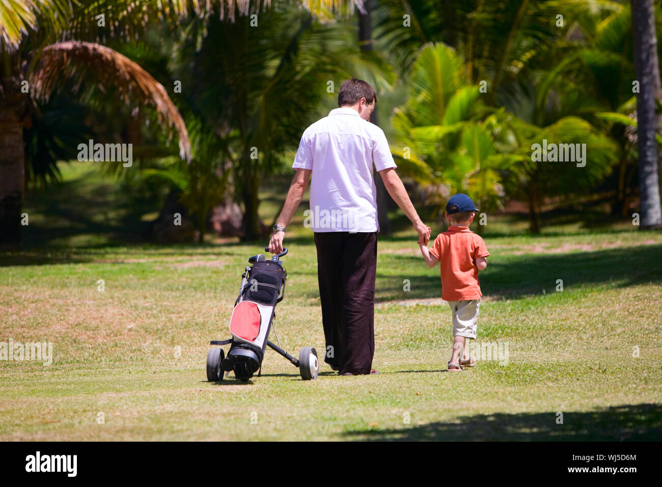 Father teaching his son to play golf Stock Photo - Alamy