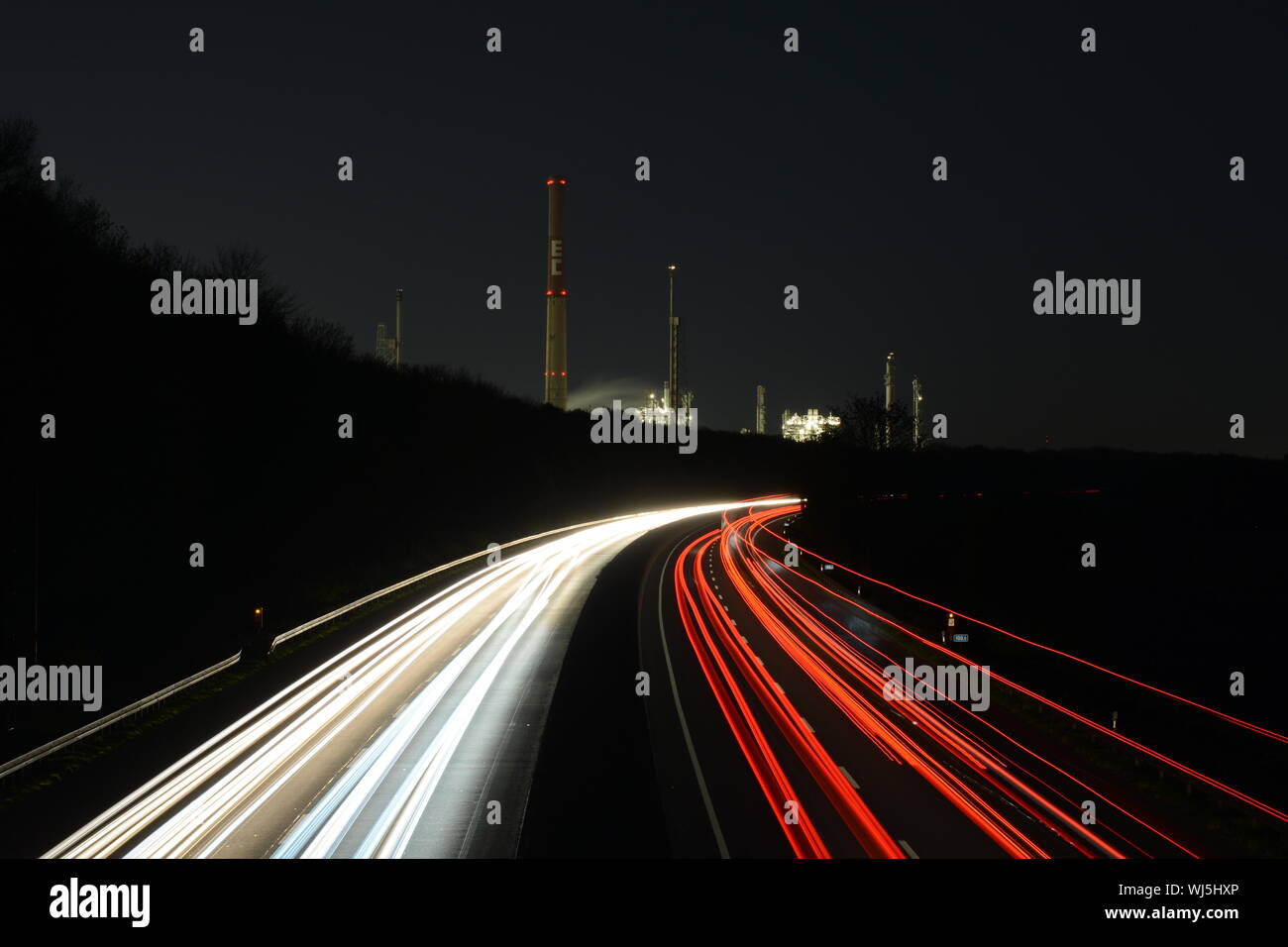 White smoke trails hi-res stock photography and images - Alamy