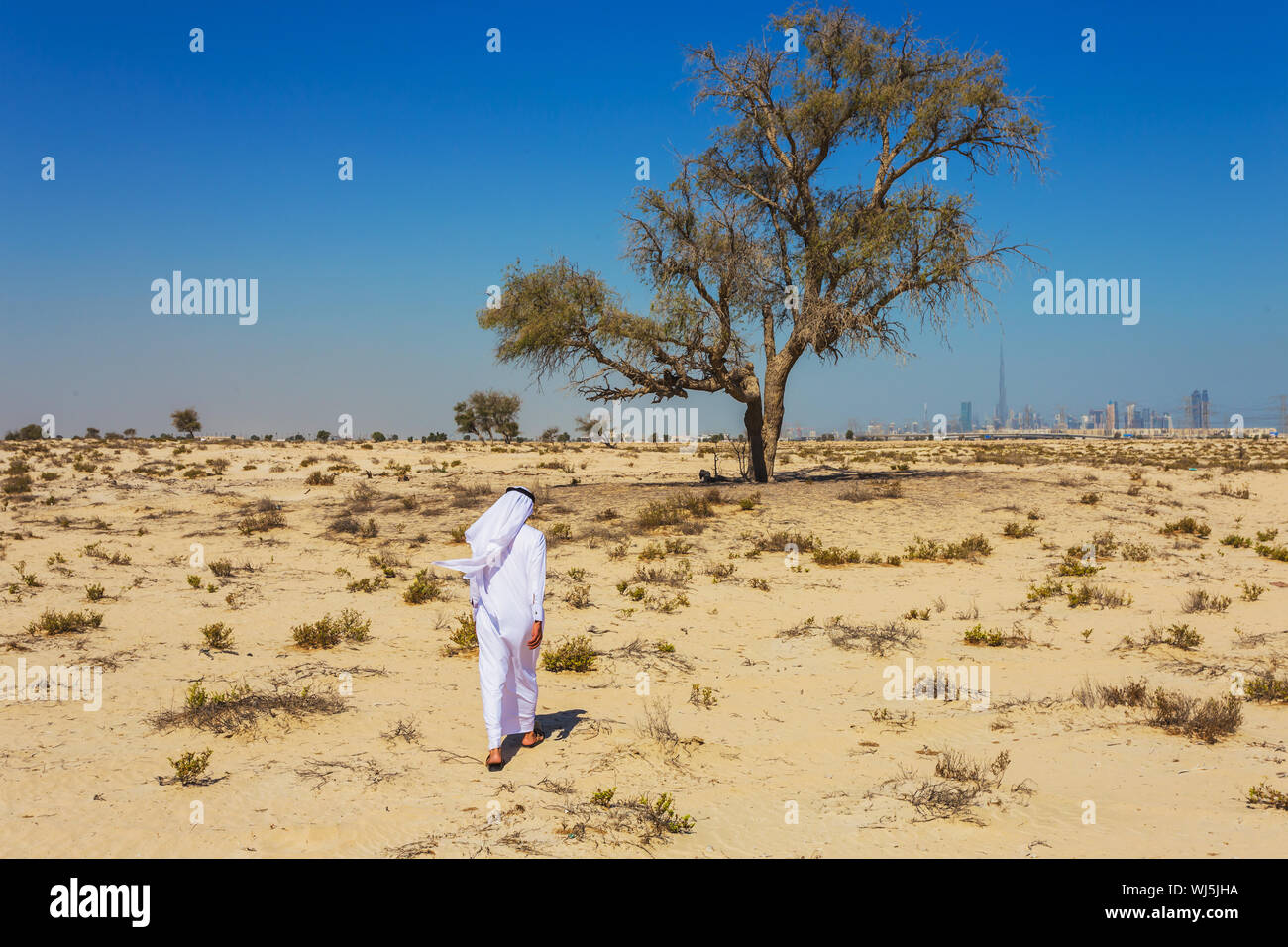 Arab in the Arabian desert on a hot sunny day Stock Photo - Alamy