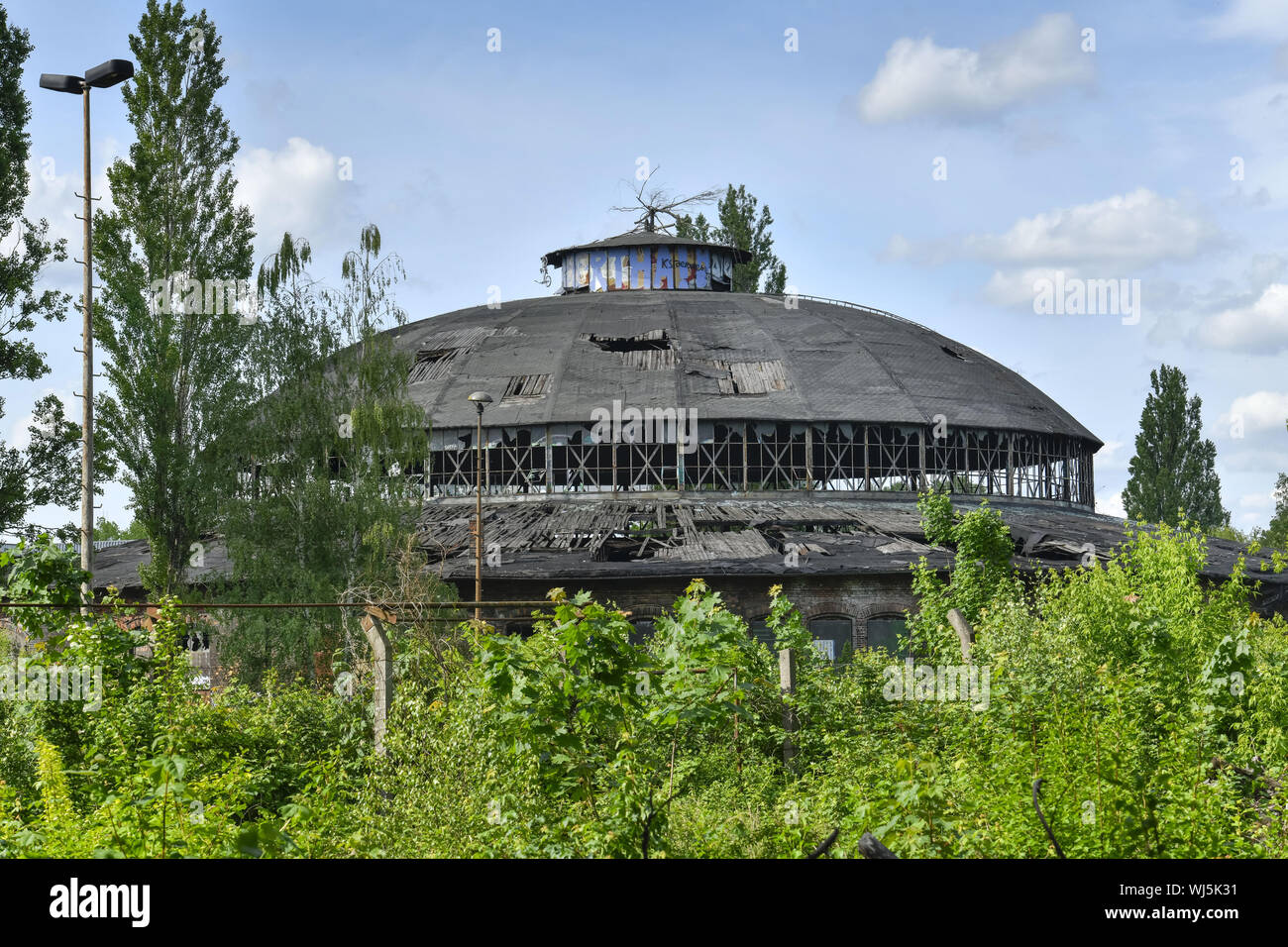 Broken monuments hi-res stock photography and images - Alamy