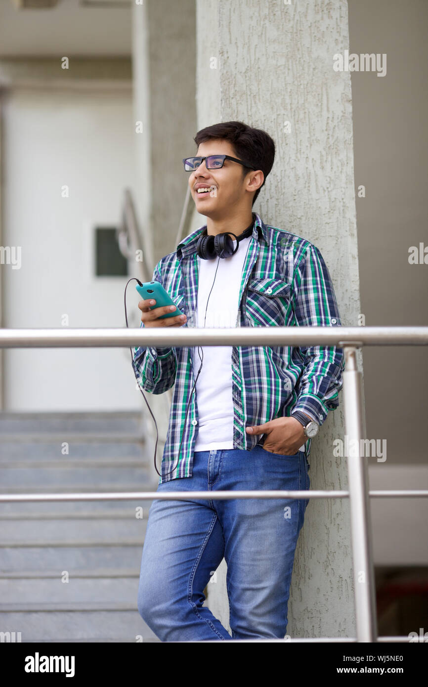 Hands on man text messaging hi-res stock photography and images - Alamy