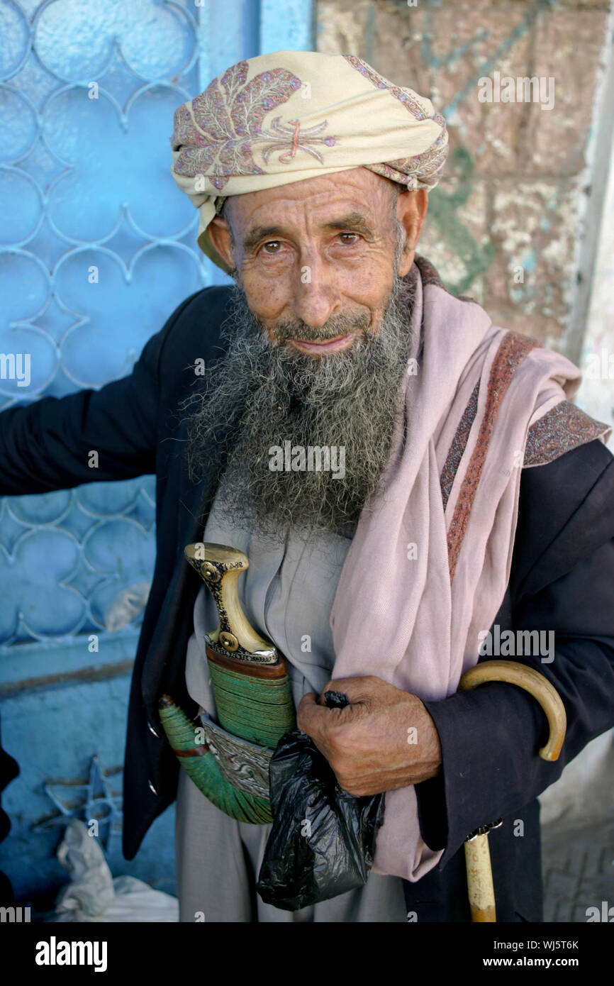 Yemeni janbiya traditional yemen dagger hi-res stock photography and ...