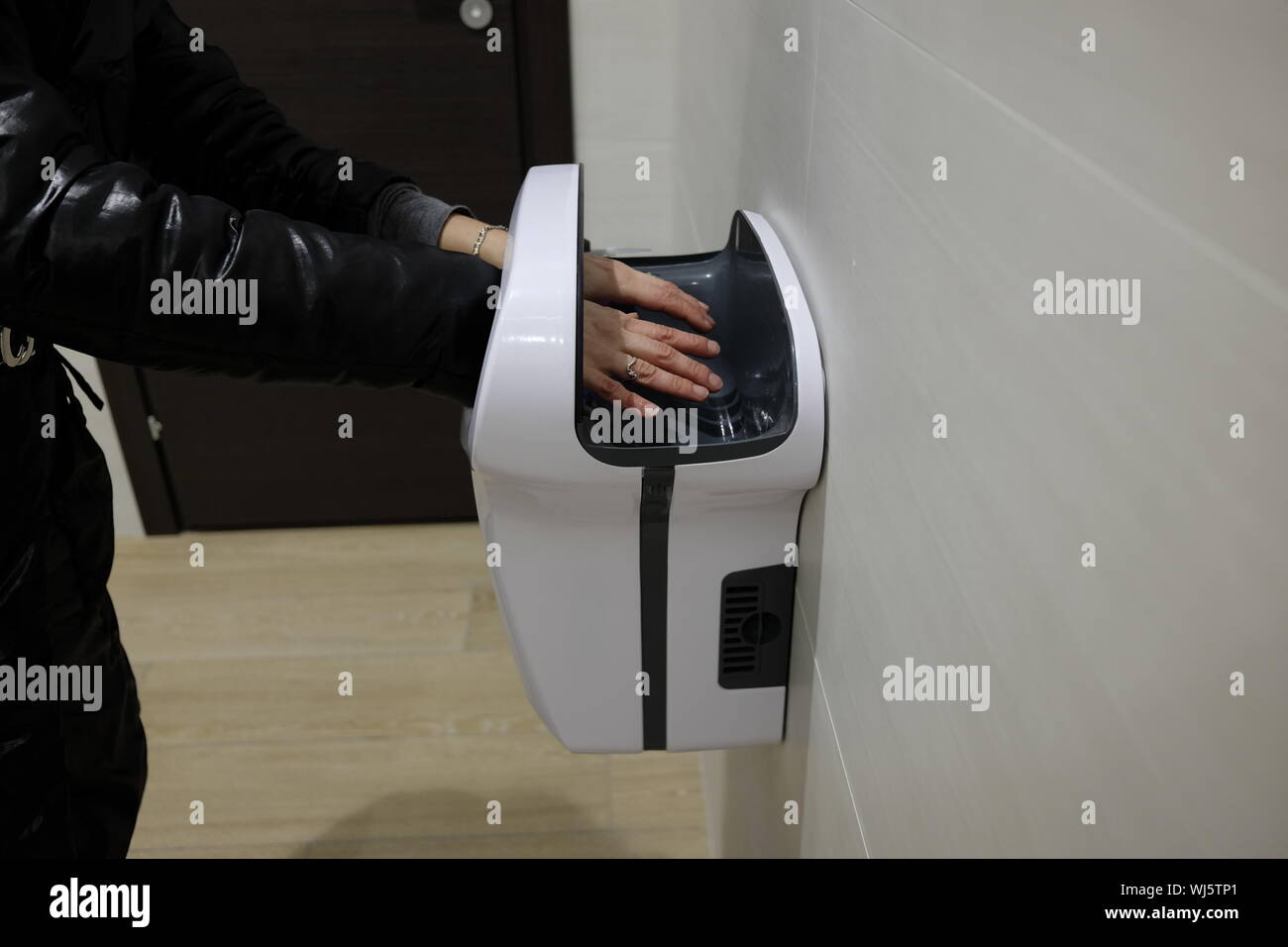 Hand dryer hi-res stock photography and images - Alamy