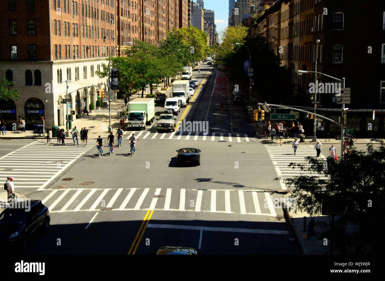 Street below the High Line in Manhattan, New York Stock Photo - Alamy