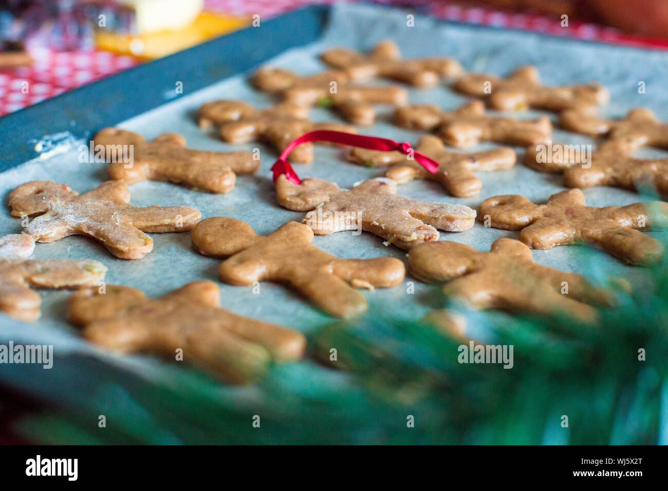 Row of gingerbread men hi-res stock photography and images - Alamy