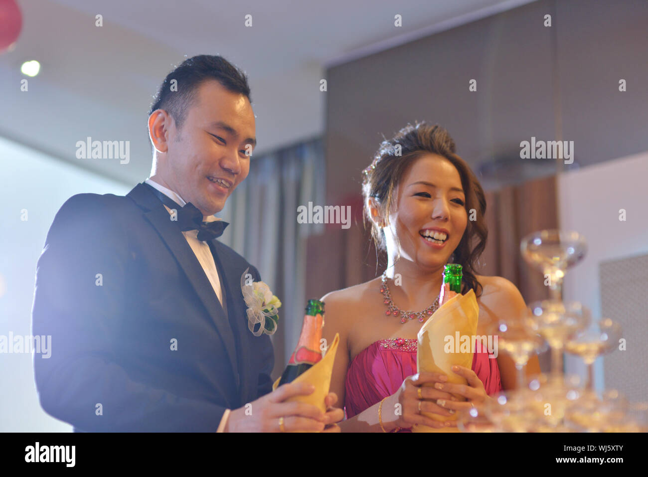 Chinese asian bride groom malaysia hi-res stock photography and images ...