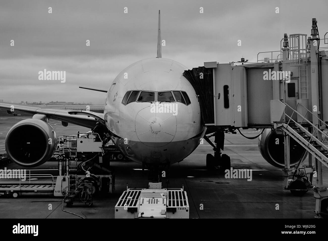 Airport passenger boarding bridge hi-res stock photography and images ...