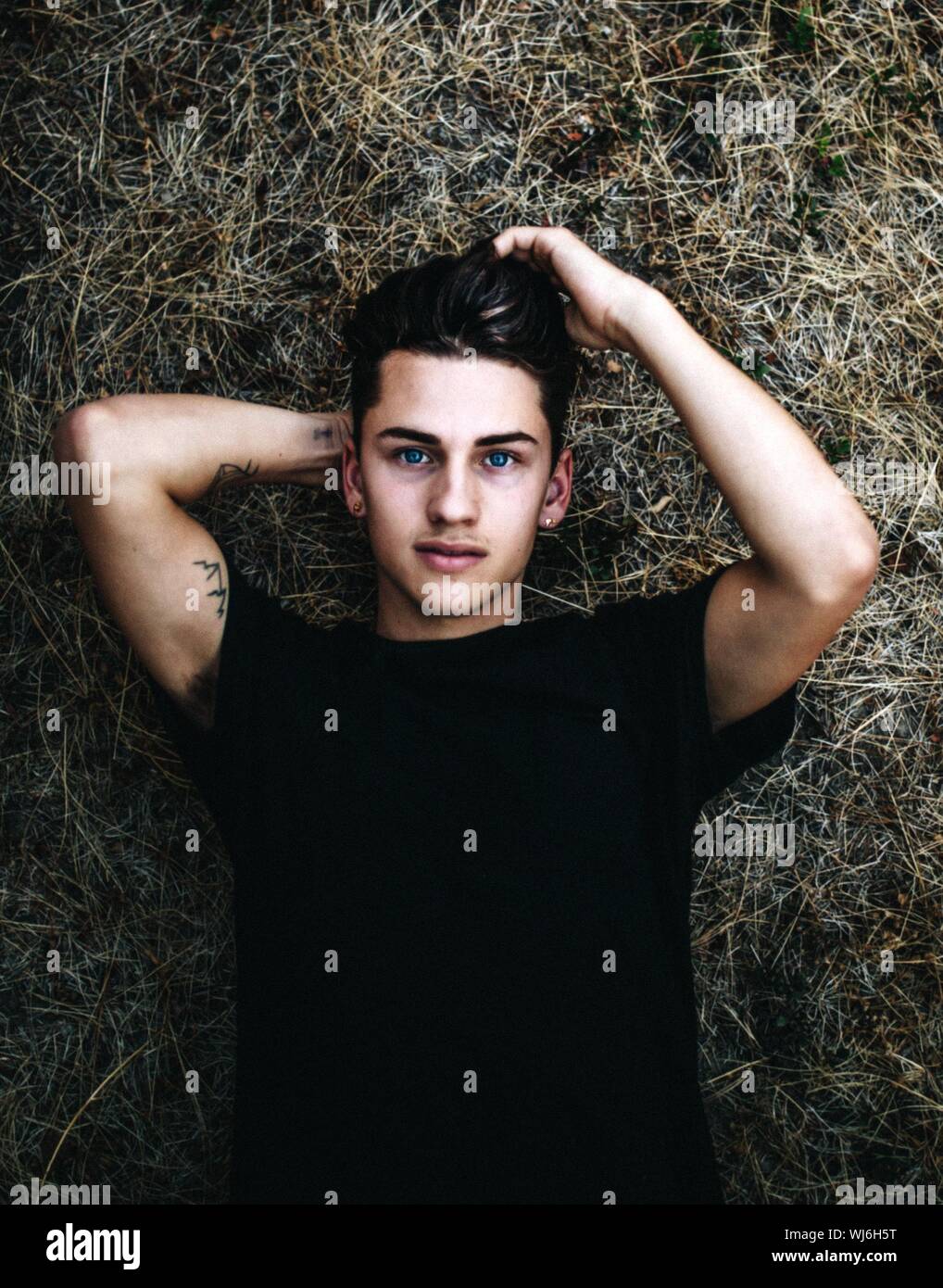 Hand above eyes hi-res stock photography and images - Alamy