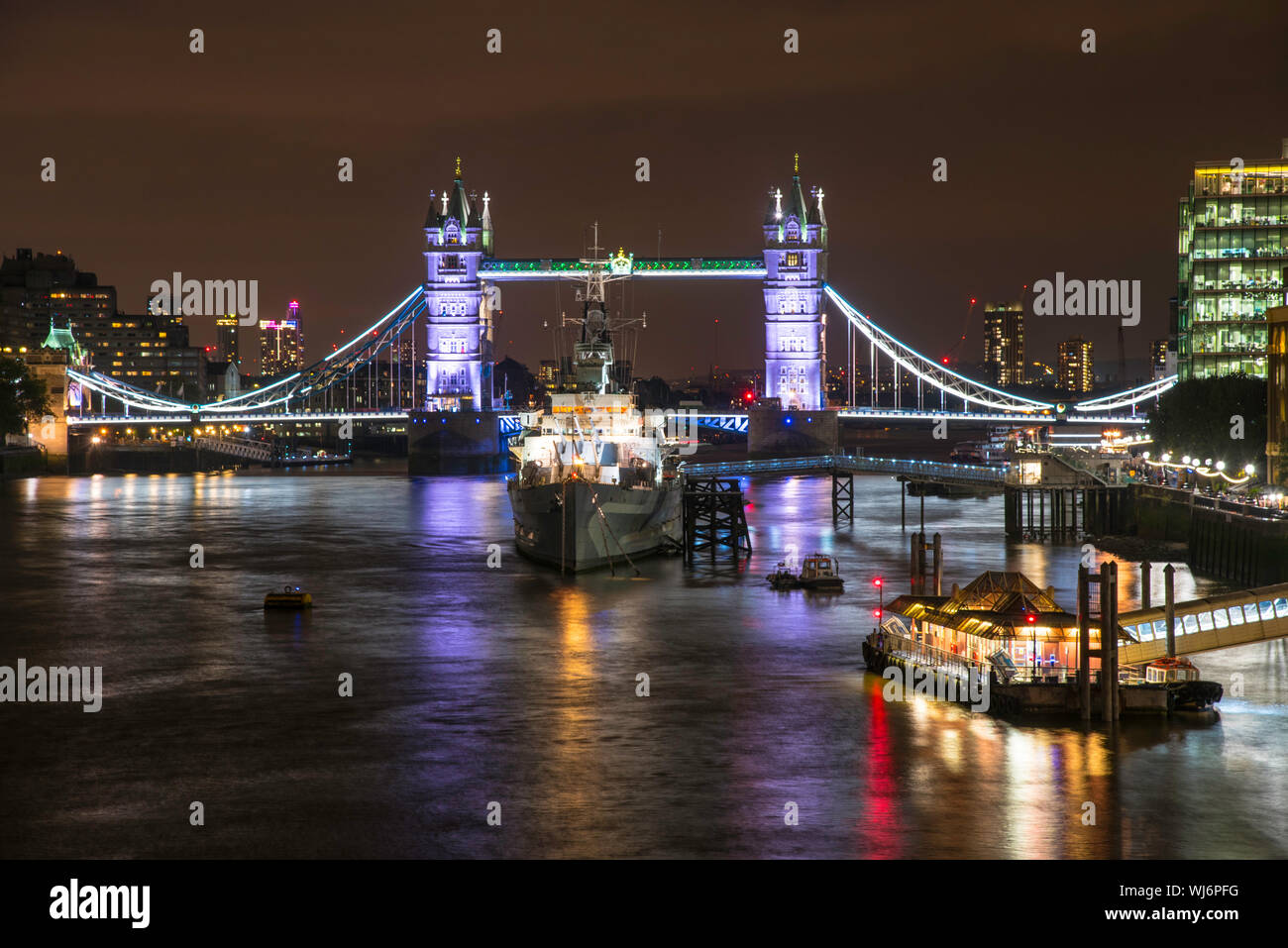 Illuminated thames bridge hi-res stock photography and images - Alamy