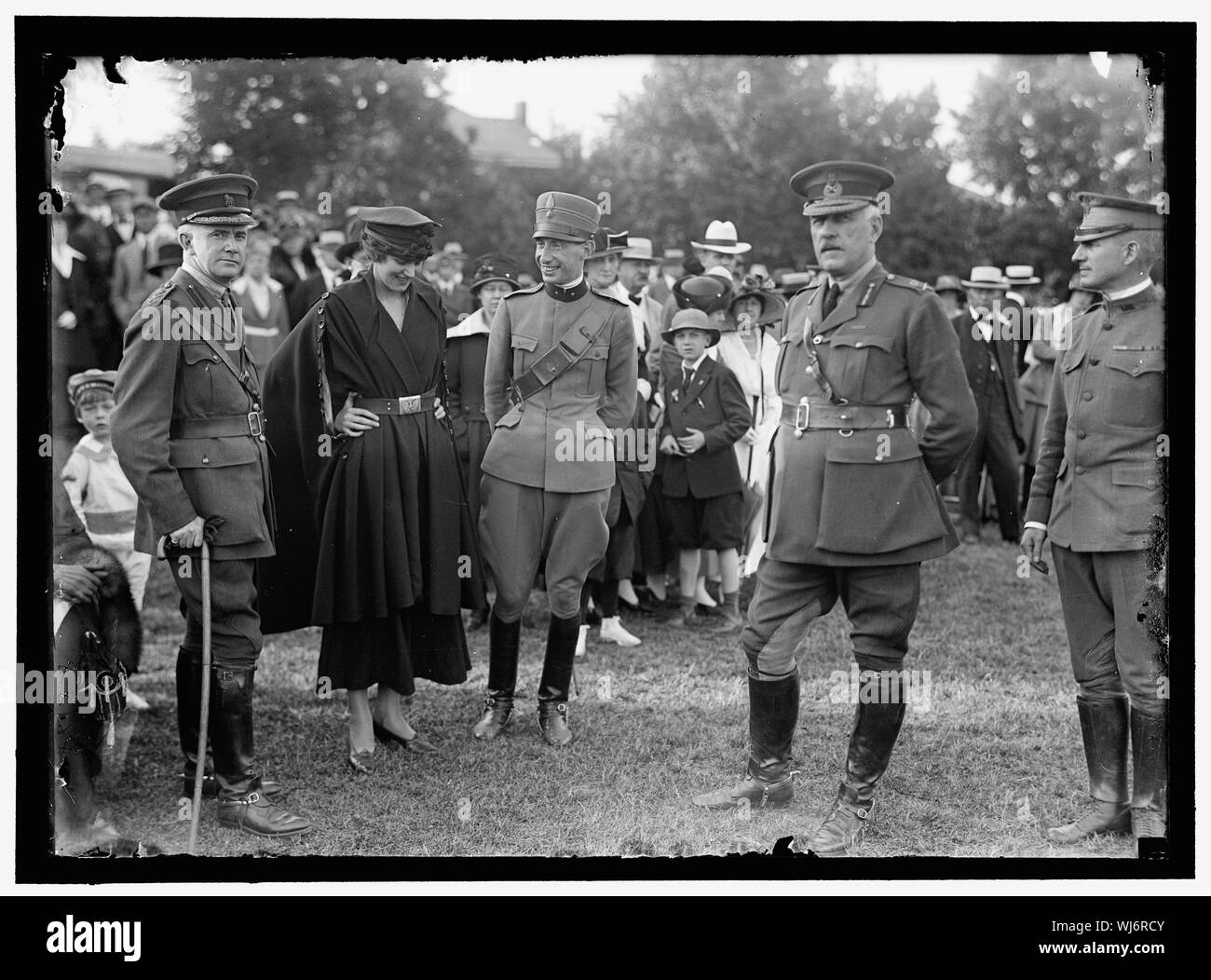 HARDING, MISS ELIZABETH. DAUGHTER OF W.P.G. HARDING. 2ND FROM LEFT ...