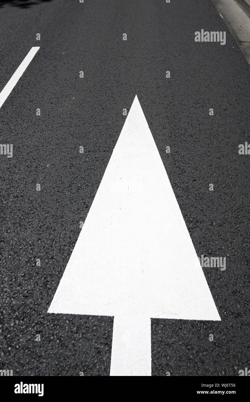 Single arrow directional sign on the floor Stock Photo - Alamy