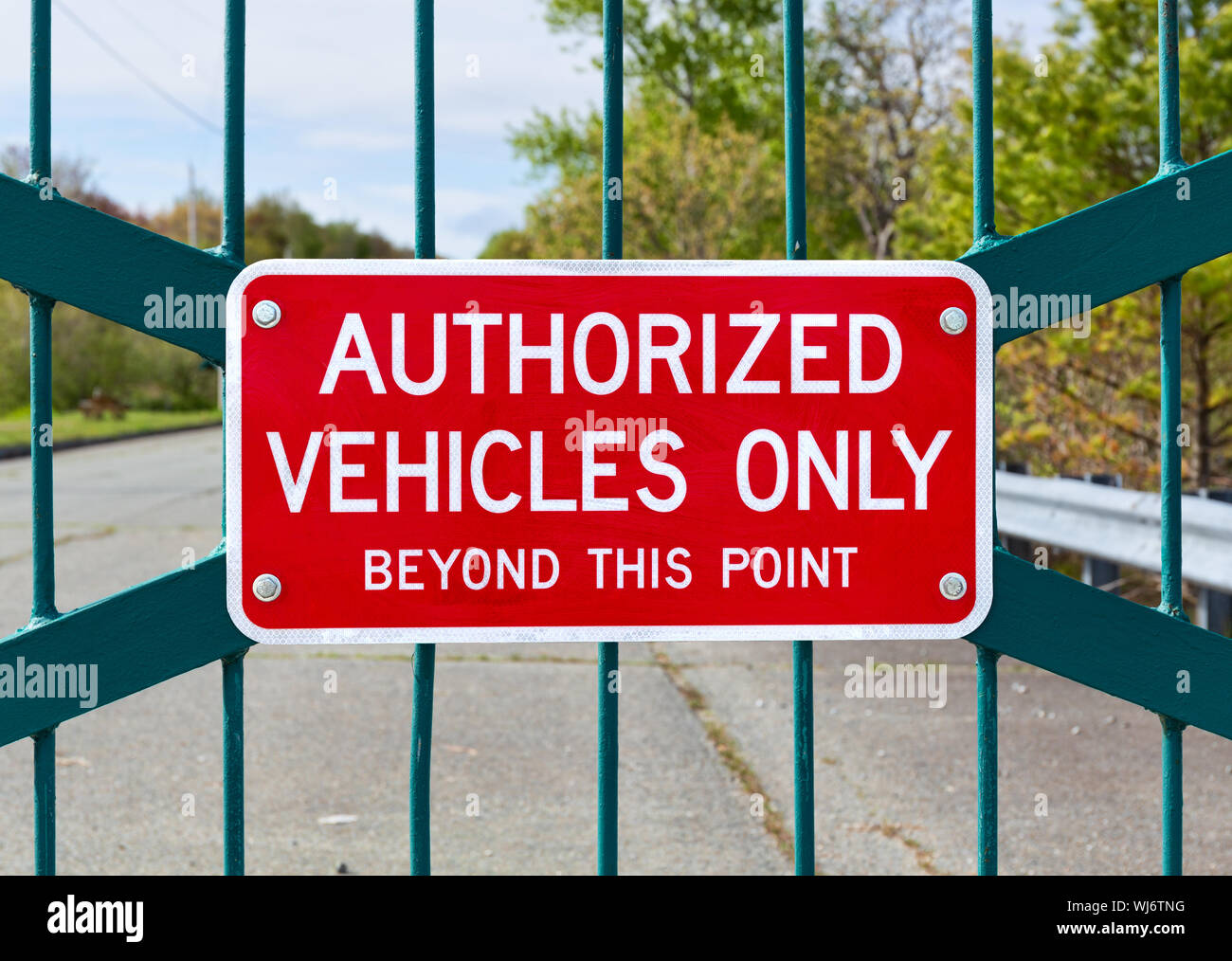 Authorized vehicles only sign hi-res stock photography and images - Alamy