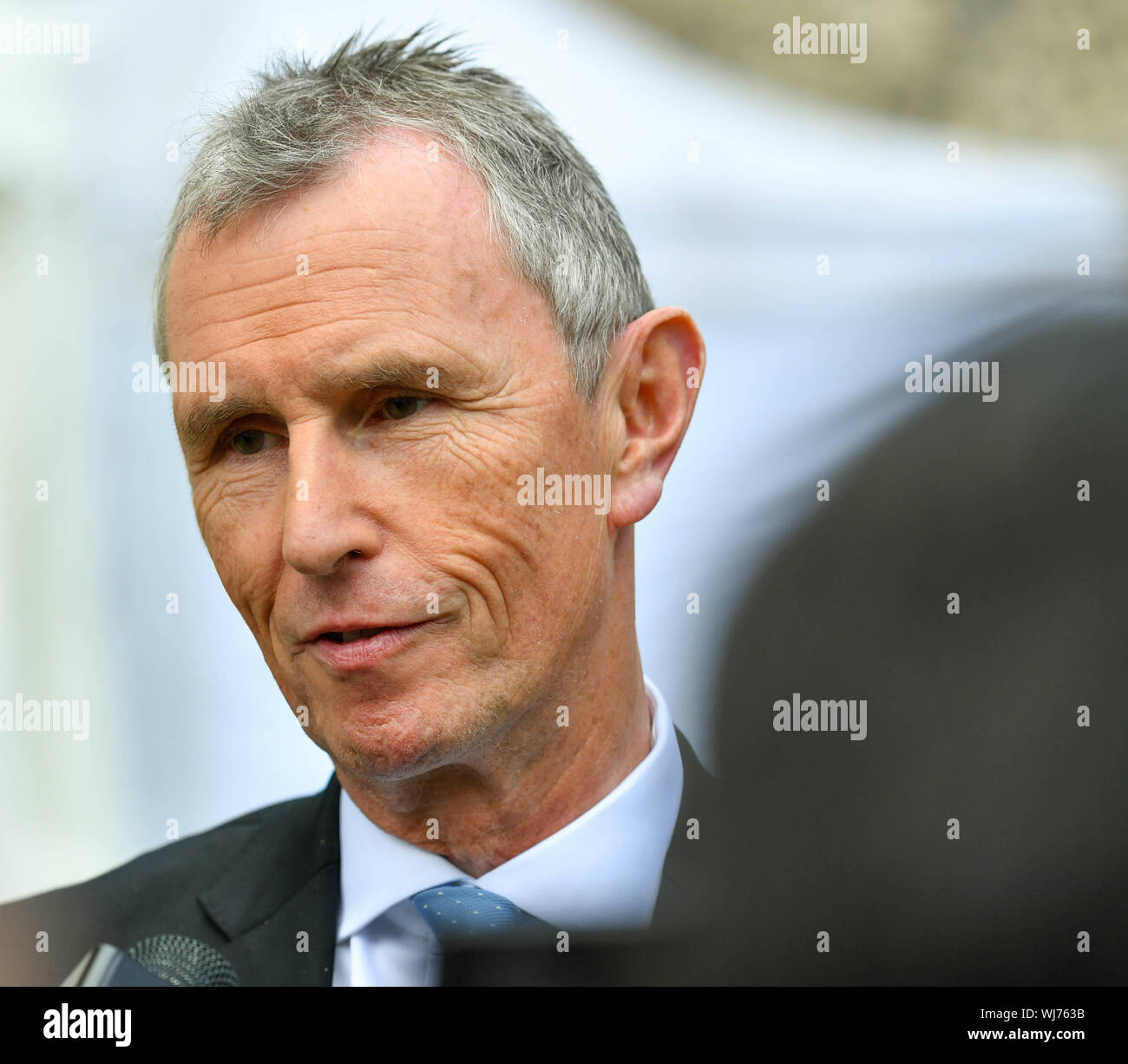 Politicians being interviewed hi-res stock photography and images - Alamy