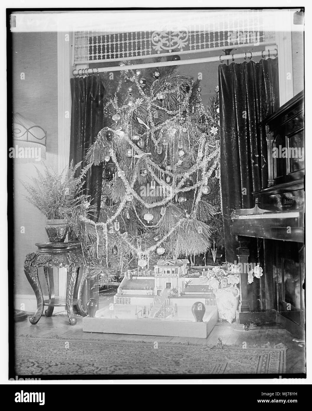 Early 1900s family christmas hi-res stock photography and images - Alamy