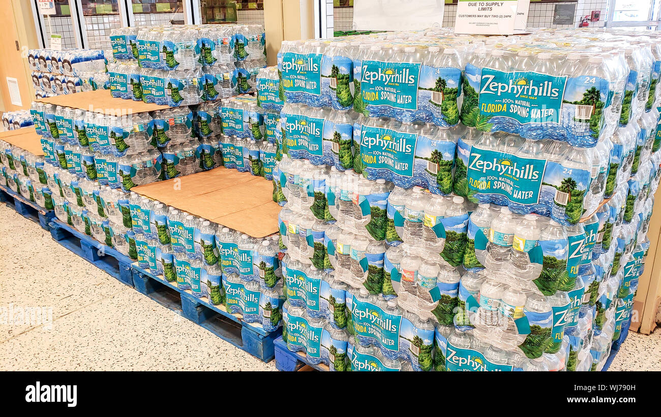 Grocery pallets hi-res stock photography and images - Alamy