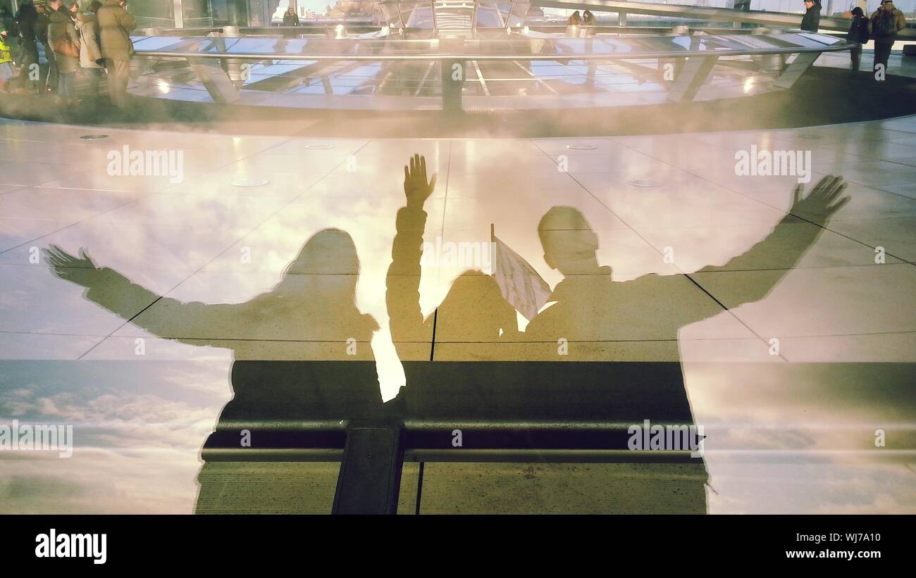 Hands waving hi-res stock photography and images - Alamy