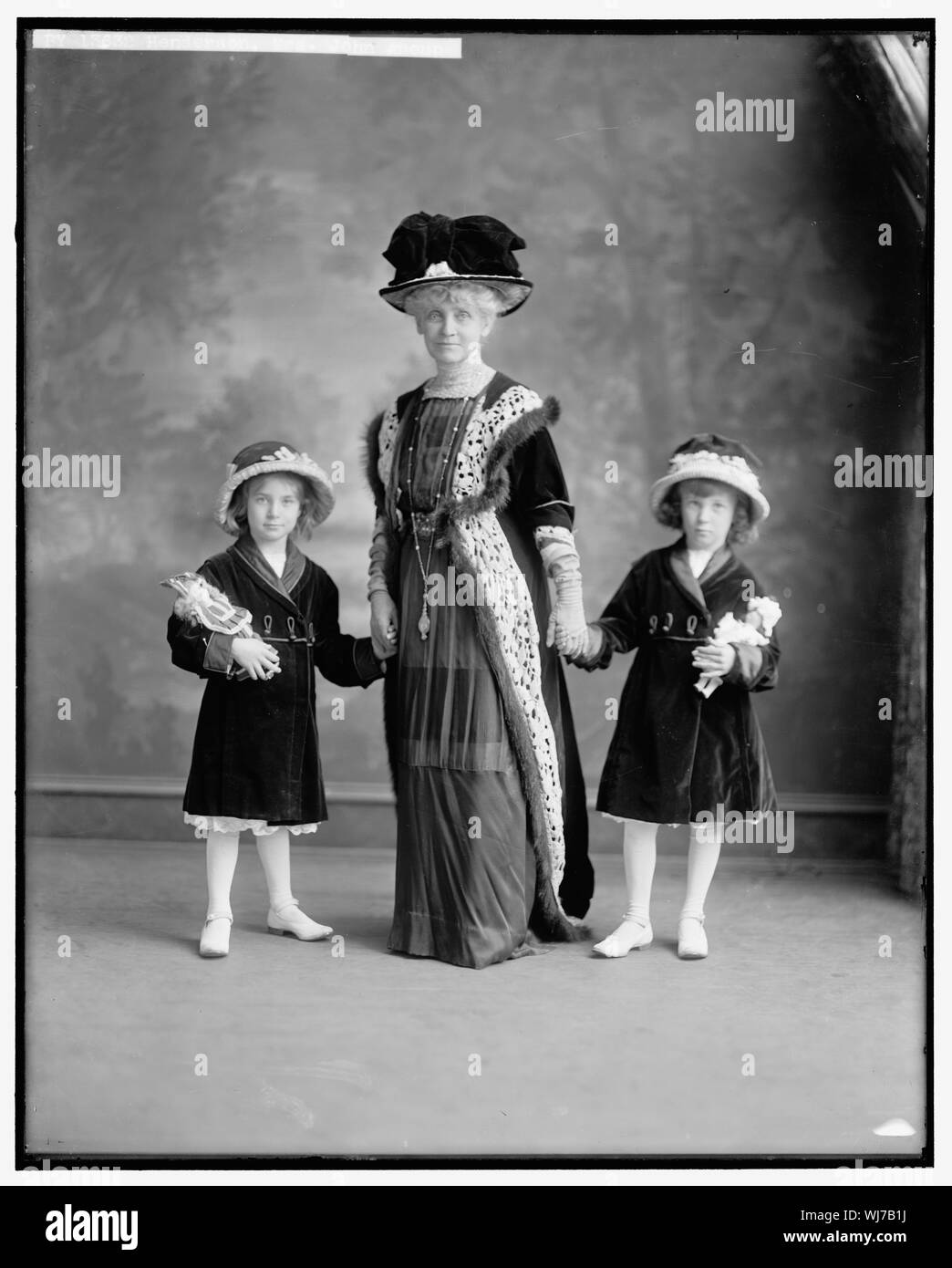HENDERSON, JOHN, MRS. WITH CHILDREN Stock Photo - Alamy