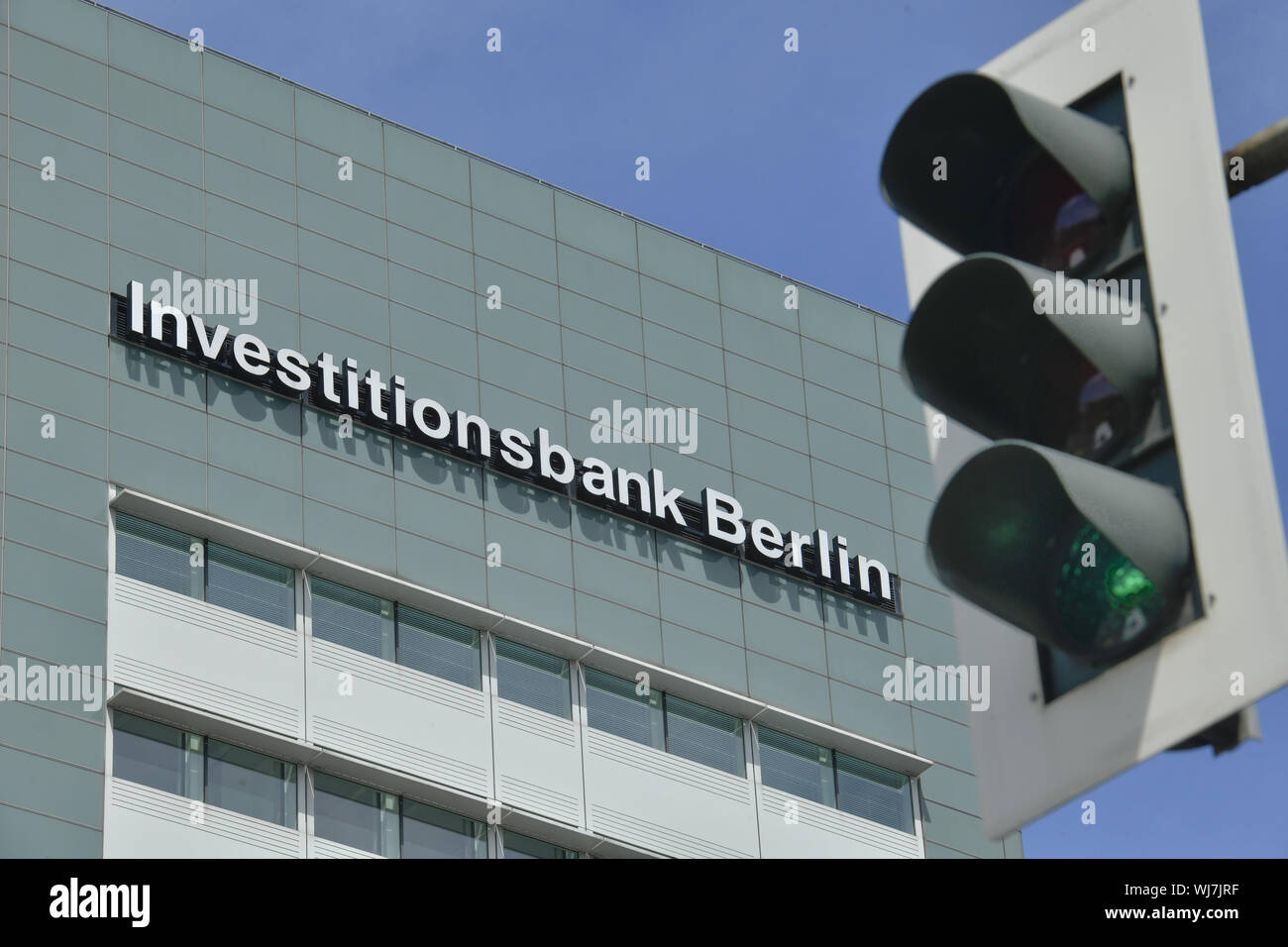 Grüne bank hi-res stock photography and images - Alamy