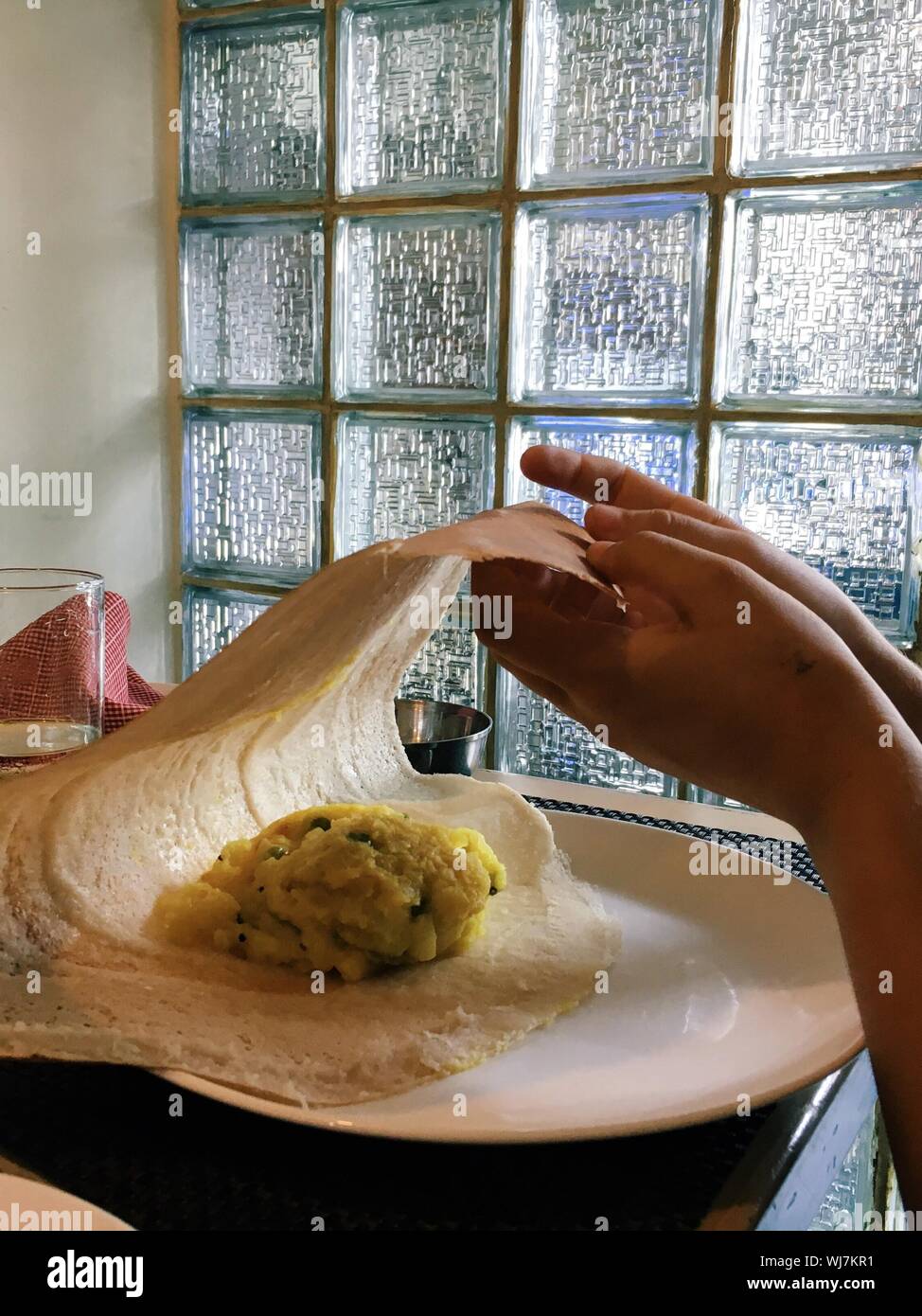 India people eating hands hi-res stock photography and images - Alamy