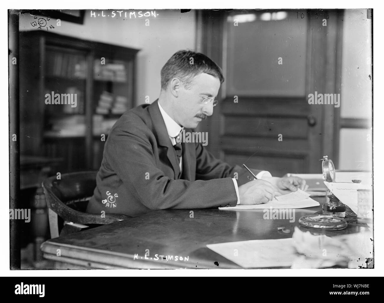 Desk writing Cut Out Stock Images & Pictures - Alamy