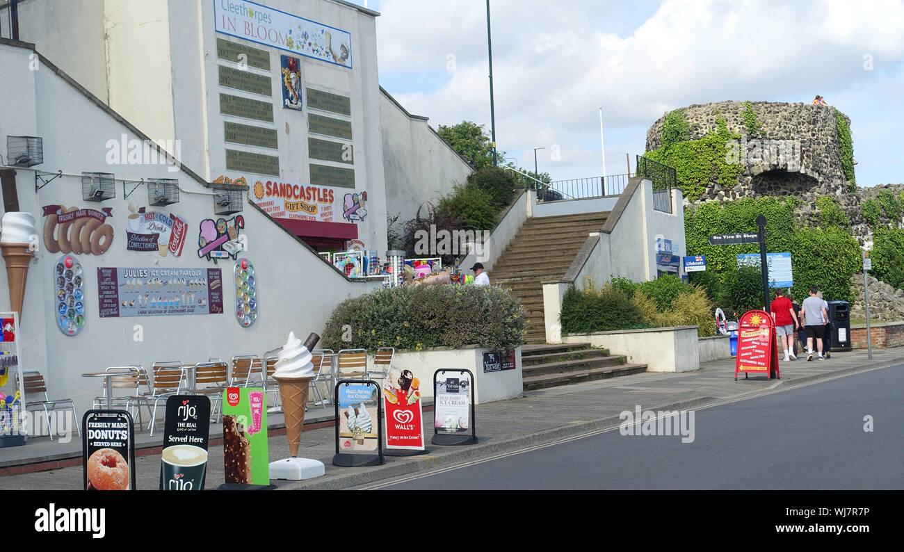 Beach promenade cleethorpes beach cleethorpes hi-res stock photography ...