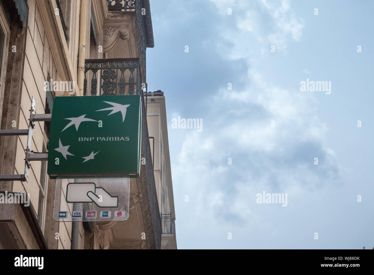 Bnp paribas icon logo hi-res stock photography and images - Alamy