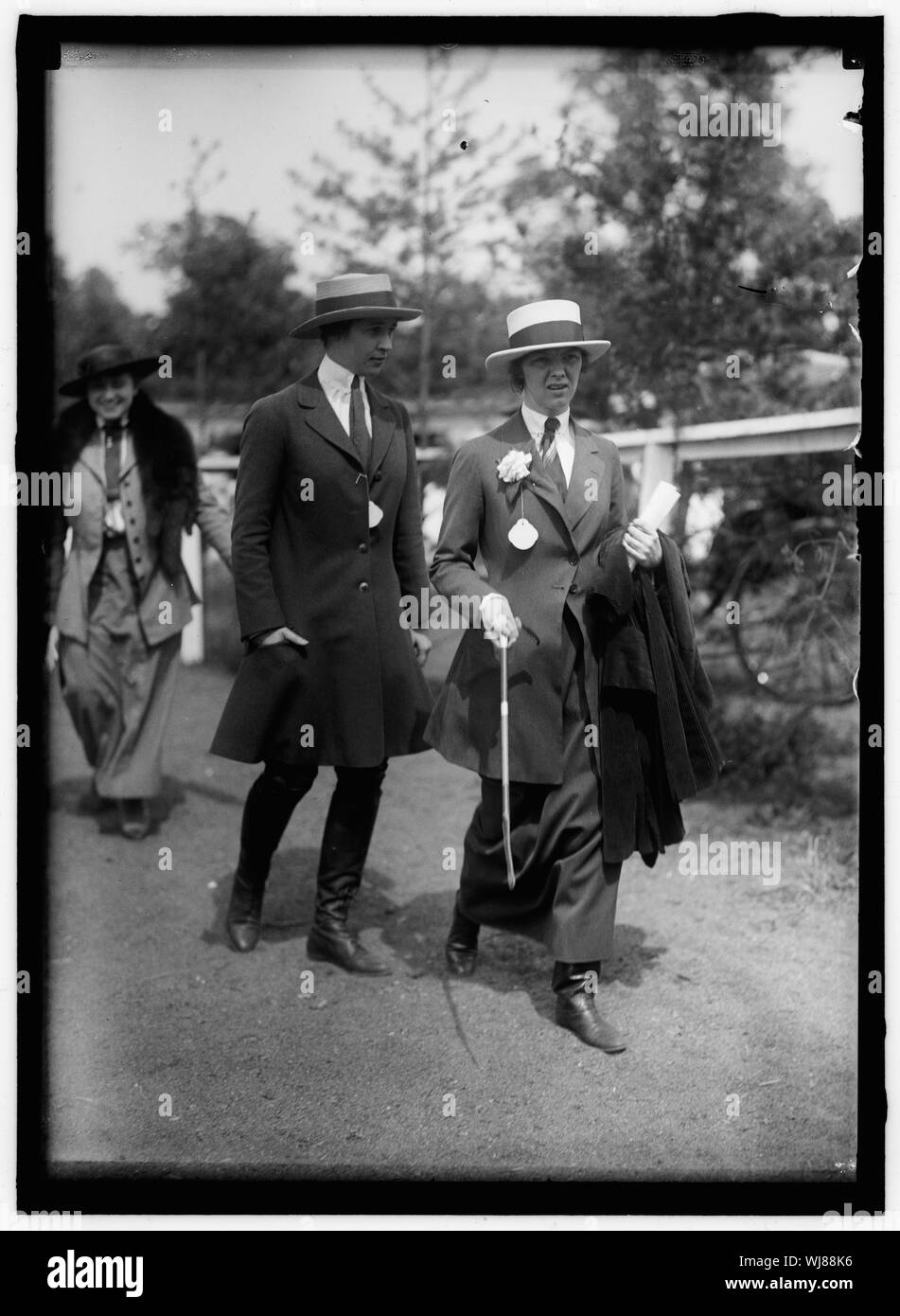 HORSE SHOWS. MISS MILDRED GREBB AND MISS HELEN BUCHANAN Stock Photo - Alamy