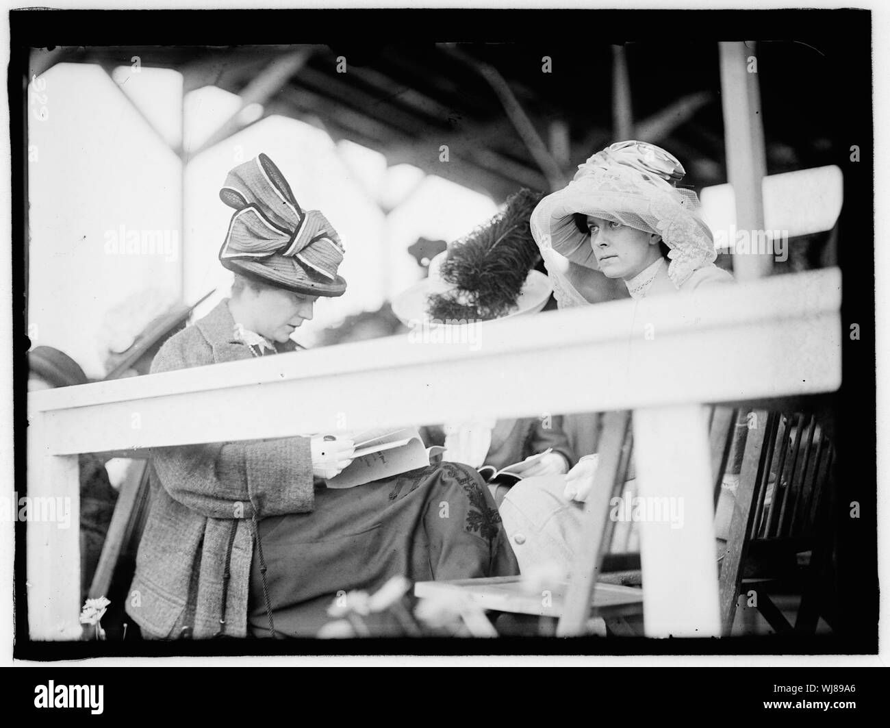 HORSE SHOWS. MRS. LONGWORTH; MISS MARY SUTHERLAND Stock Photo - Alamy