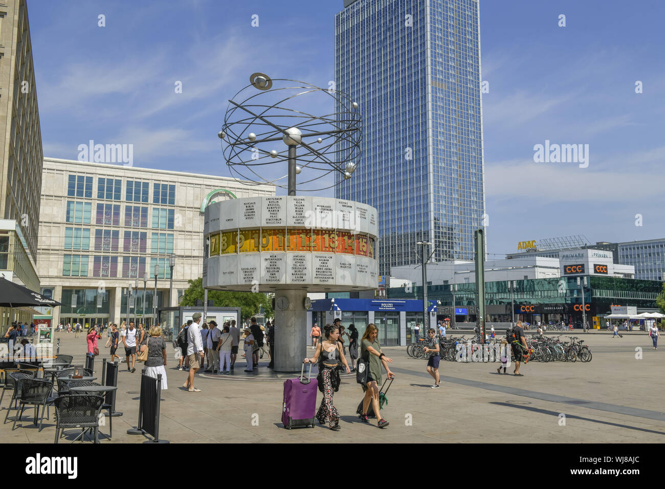 High rise building clock hi-res stock photography and images - Alamy