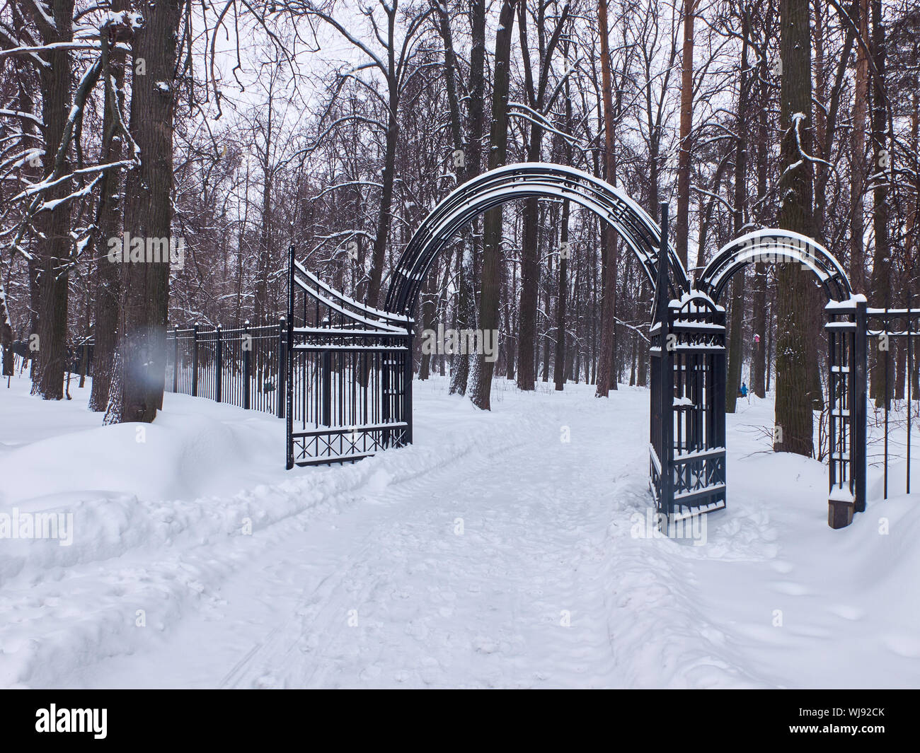 Snow on gates hi-res stock photography and images - Alamy