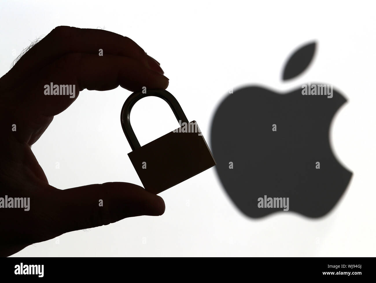 Man infront of computer screen hi-res stock photography and images - Alamy