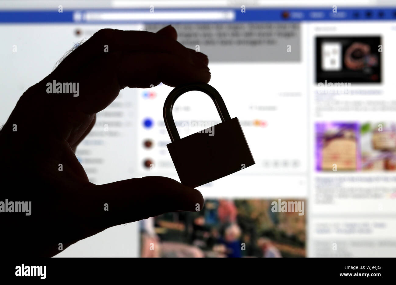 Man infront of computer screen hi-res stock photography and images - Alamy