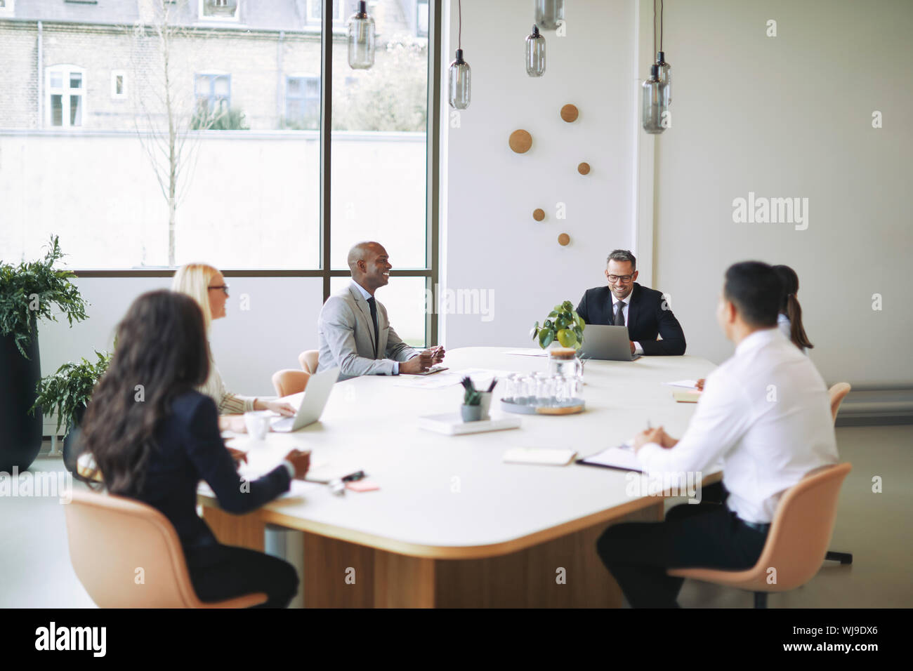 Team work around table hi-res stock photography and images - Alamy