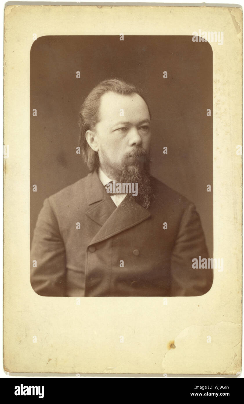 Man facing right hi-res stock photography and images - Alamy