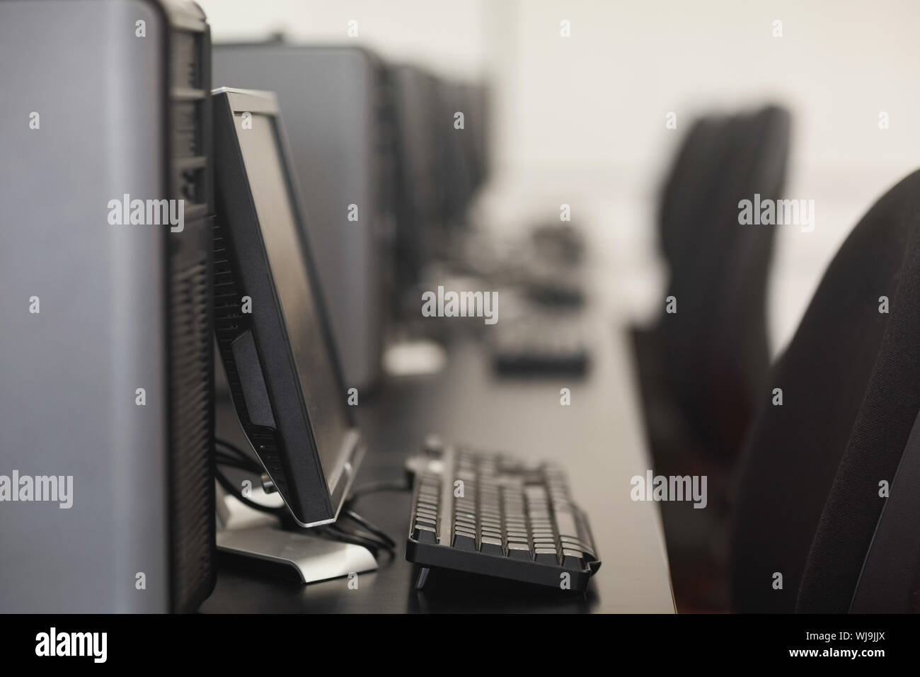 Empty computer room in a college Stock Photo - Alamy