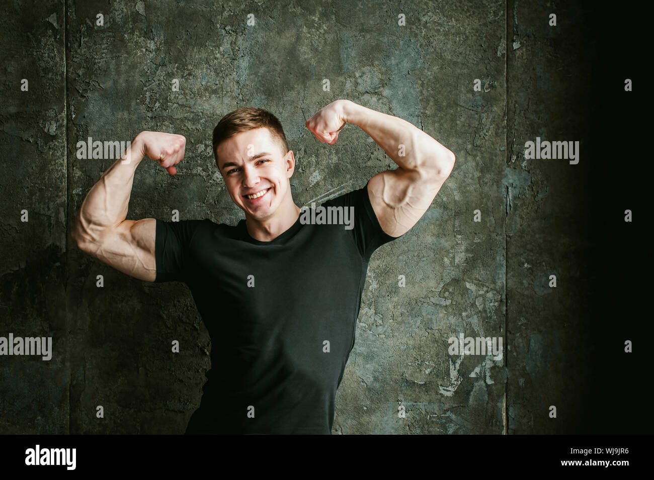 Flexing muscles man hi-res stock photography and images - Alamy