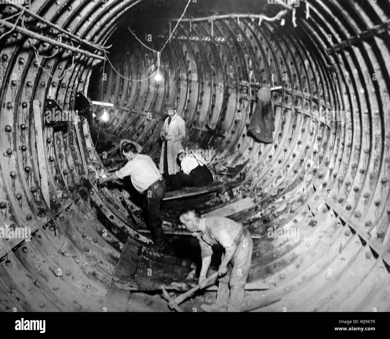 London Victorian Underground Black and White Stock Photos & Images - Alamy