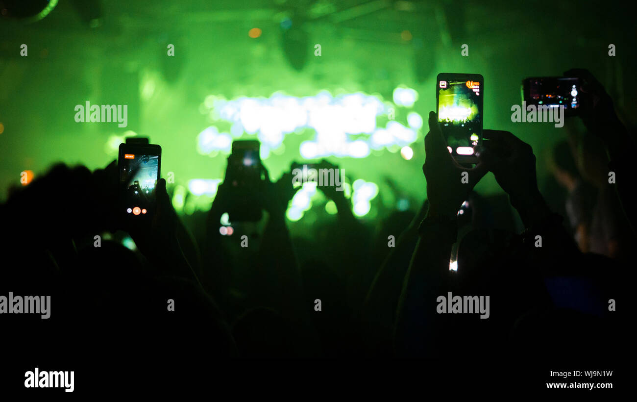 Crowd filming smart phone hi-res stock photography and images - Alamy