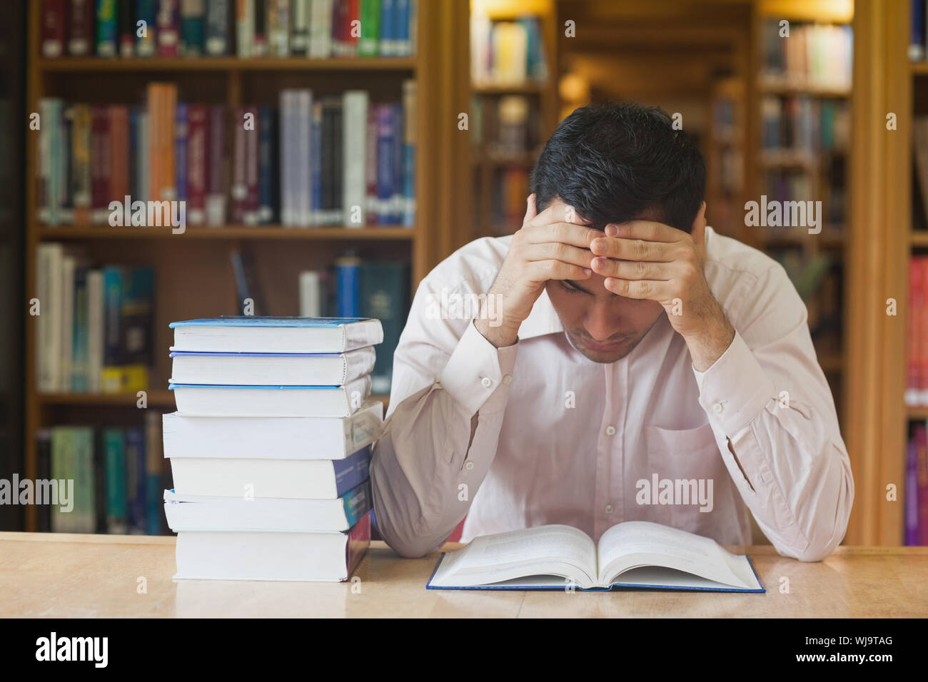 Man library dark hair hi-res stock photography and images - Alamy
