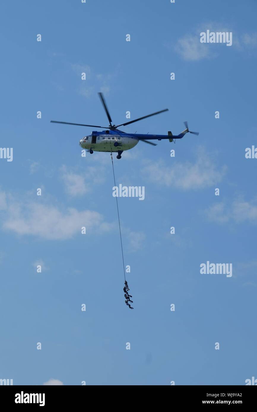 People on helicopter hi-res stock photography and images - Alamy