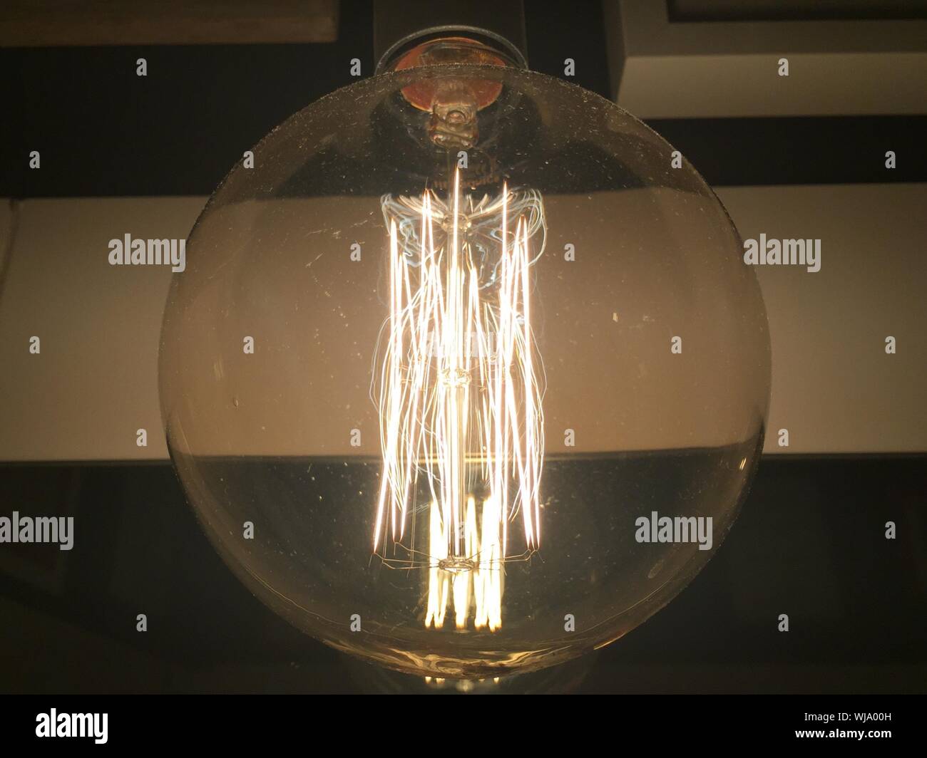 Old light bulb hi-res stock photography and images - Alamy