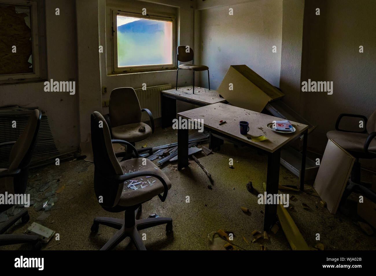 Abandoned office hi-res stock photography and images - Alamy